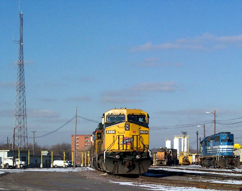 After pulling stacks from Houston, CNW 8624 rests